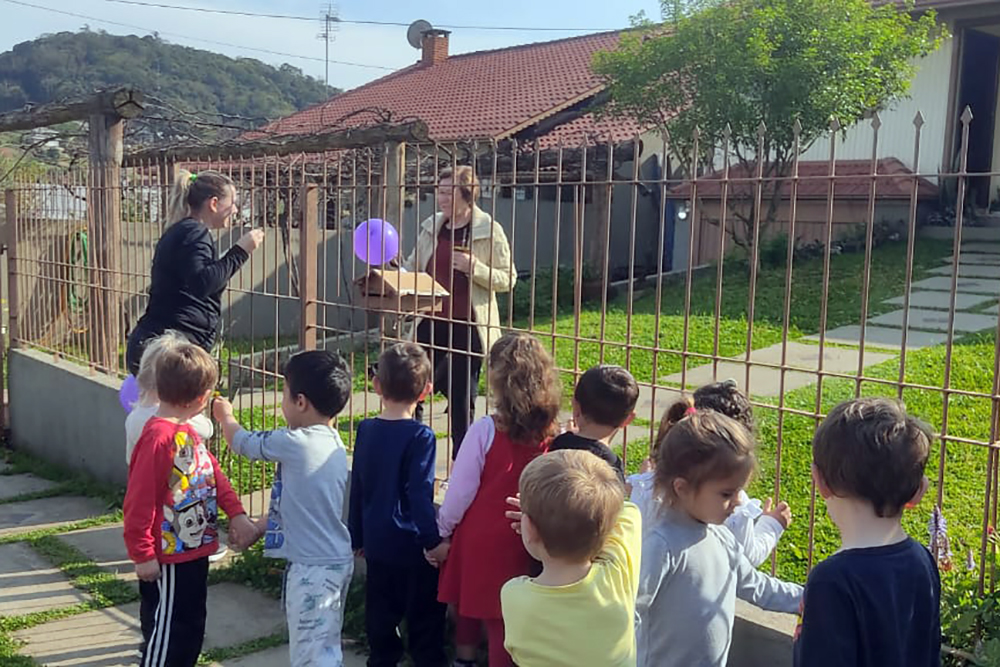 Alunos da EMEI Lydia Braun distribuem balões em campanha alusiva ao ...